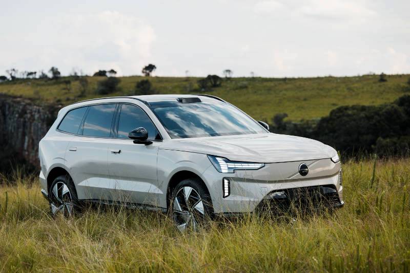 Volvo EX90 named finalist for 2025 World Luxury Car of the Year | Car ...