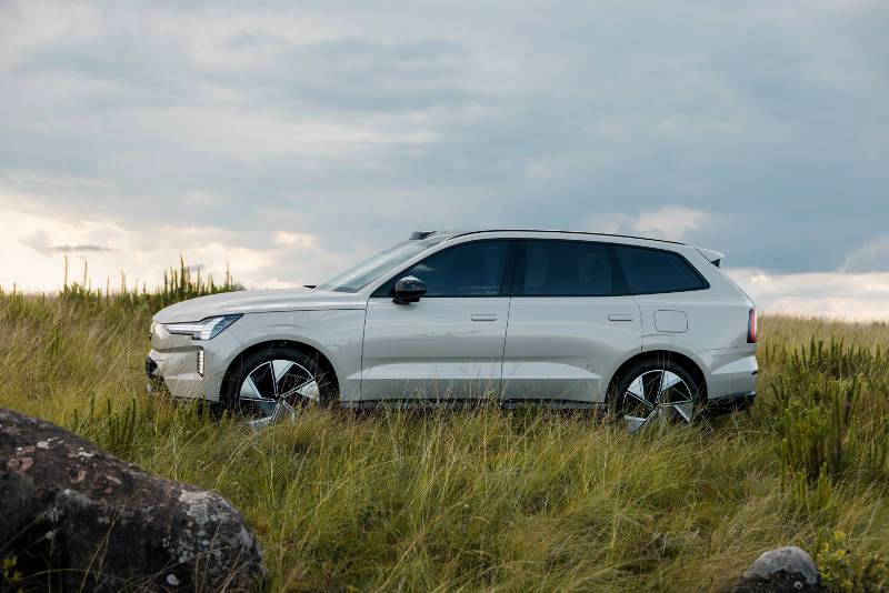 Volvo EX90 named finalist for 2025 World Luxury Car of the Year | Car ...